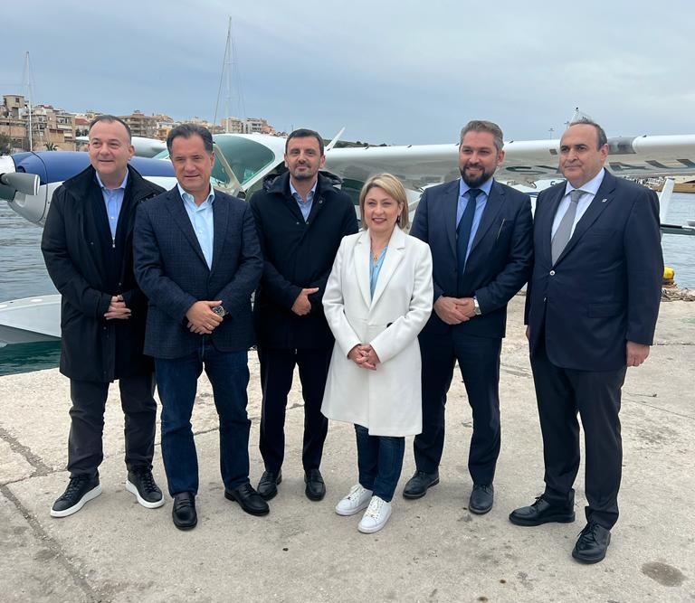 Χριστίνα Αλεξοπουλου: Στην πρώτη δοκιμαστική πτήση με υδροπλάνο ...